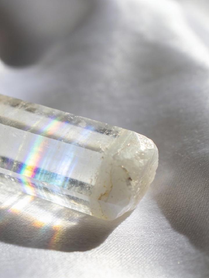 Labradorite Meaning & Healing Properties - Complete Guide